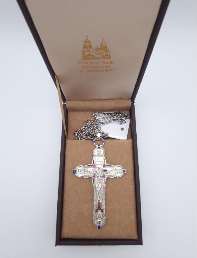 Cruce pectorală argintată ornamentată cu pietre semi-prețioase. Modele ...